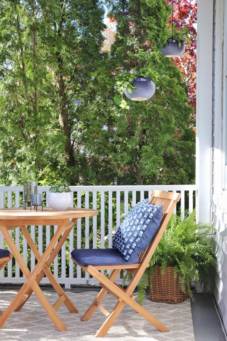 Check out 15 different ideas for decorating a small outdoor space!