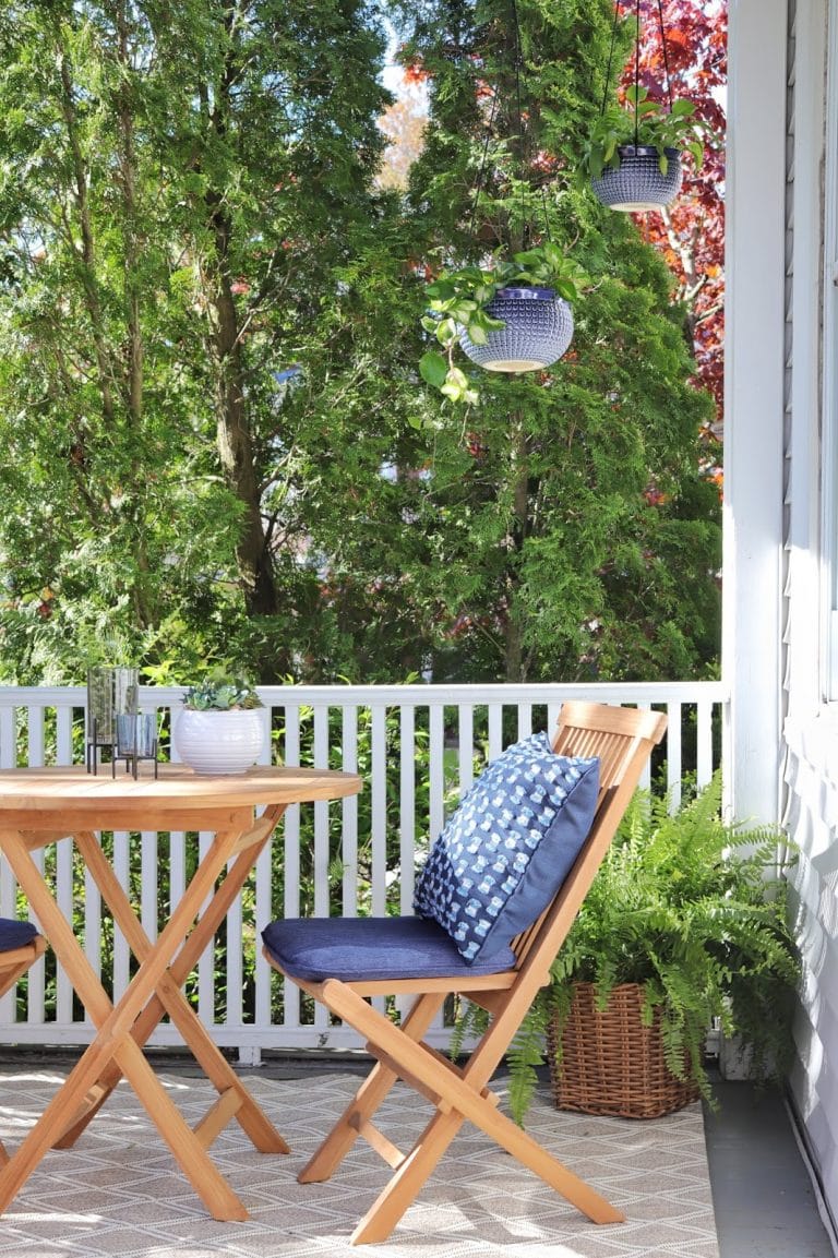 Check out 15 different ideas for decorating a small outdoor space!