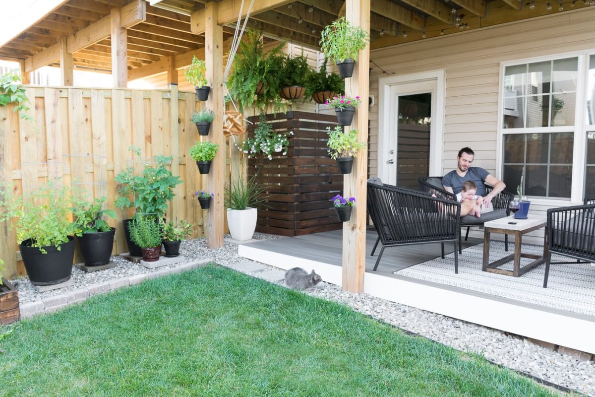 Check out 15 different ideas for decorating a small outdoor space!