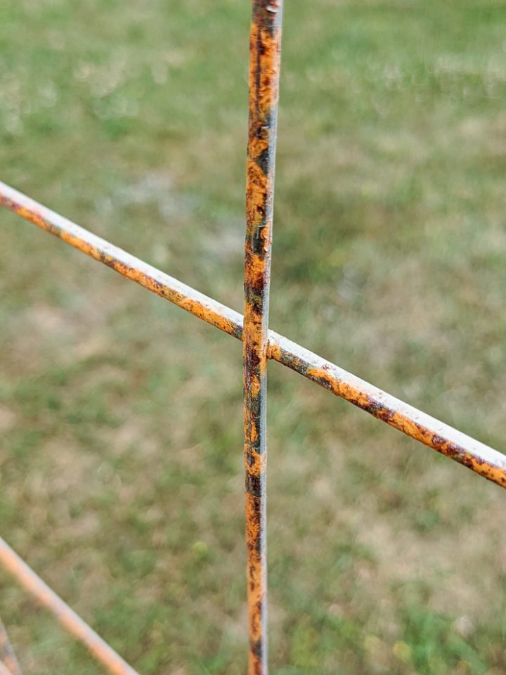 How I made a DIY wire trellis to hang on our vinyl fence
