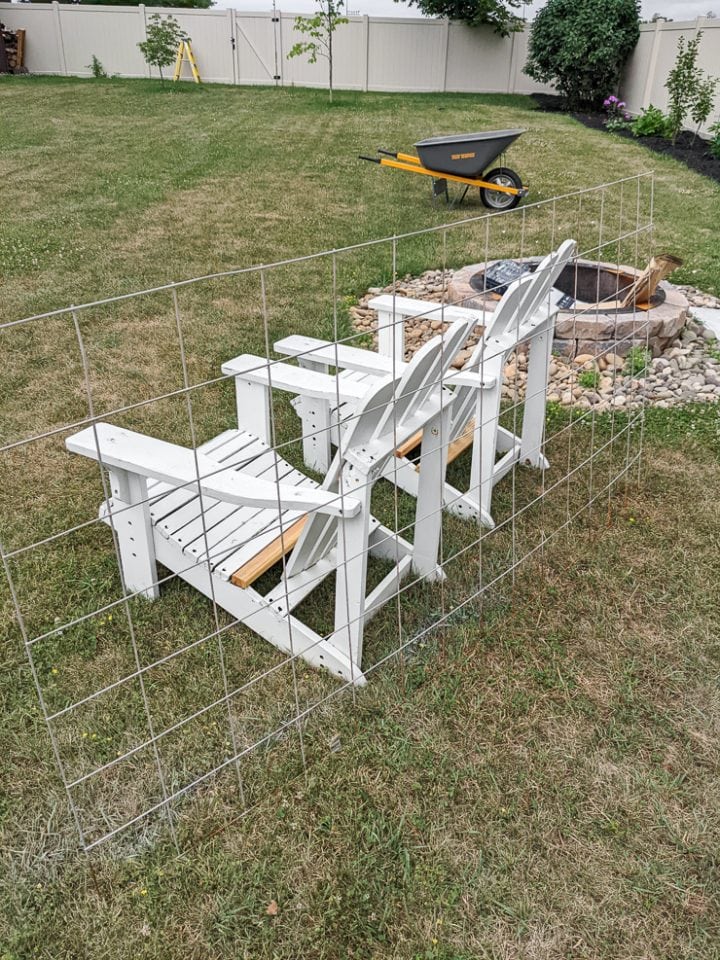 How I made a DIY wire trellis to hang on our vinyl fence